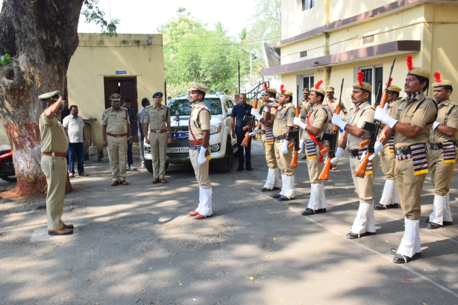 Officers and staff should use new technology in maintaining law and ...