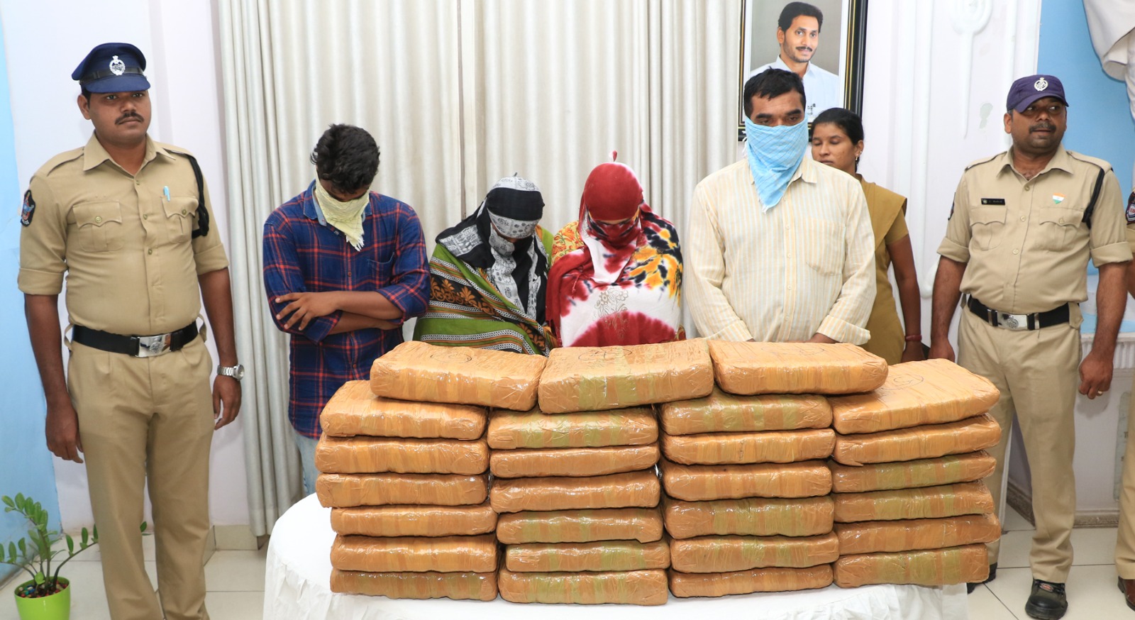 4 members of Ganjai smuggling gang arrested. - RAJANNA SIRCILLA DISTRICT